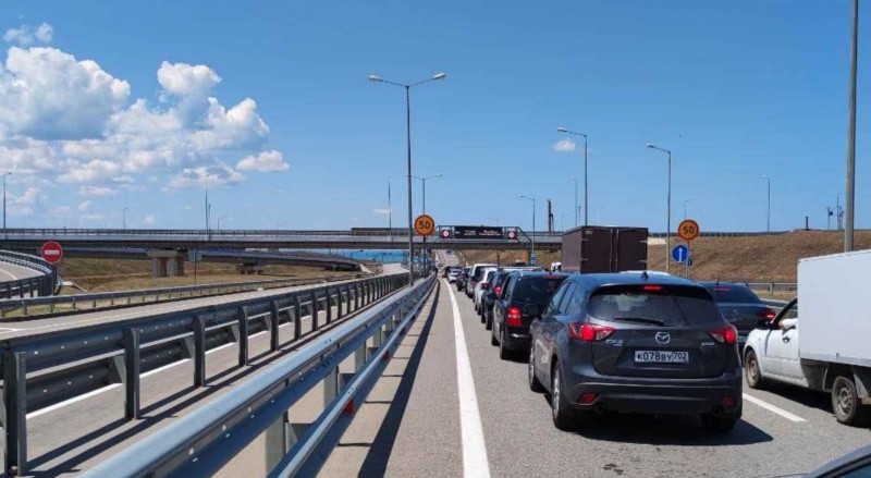 Kilometarske kolone - nakon napada na Krimski most ruski turisti ...